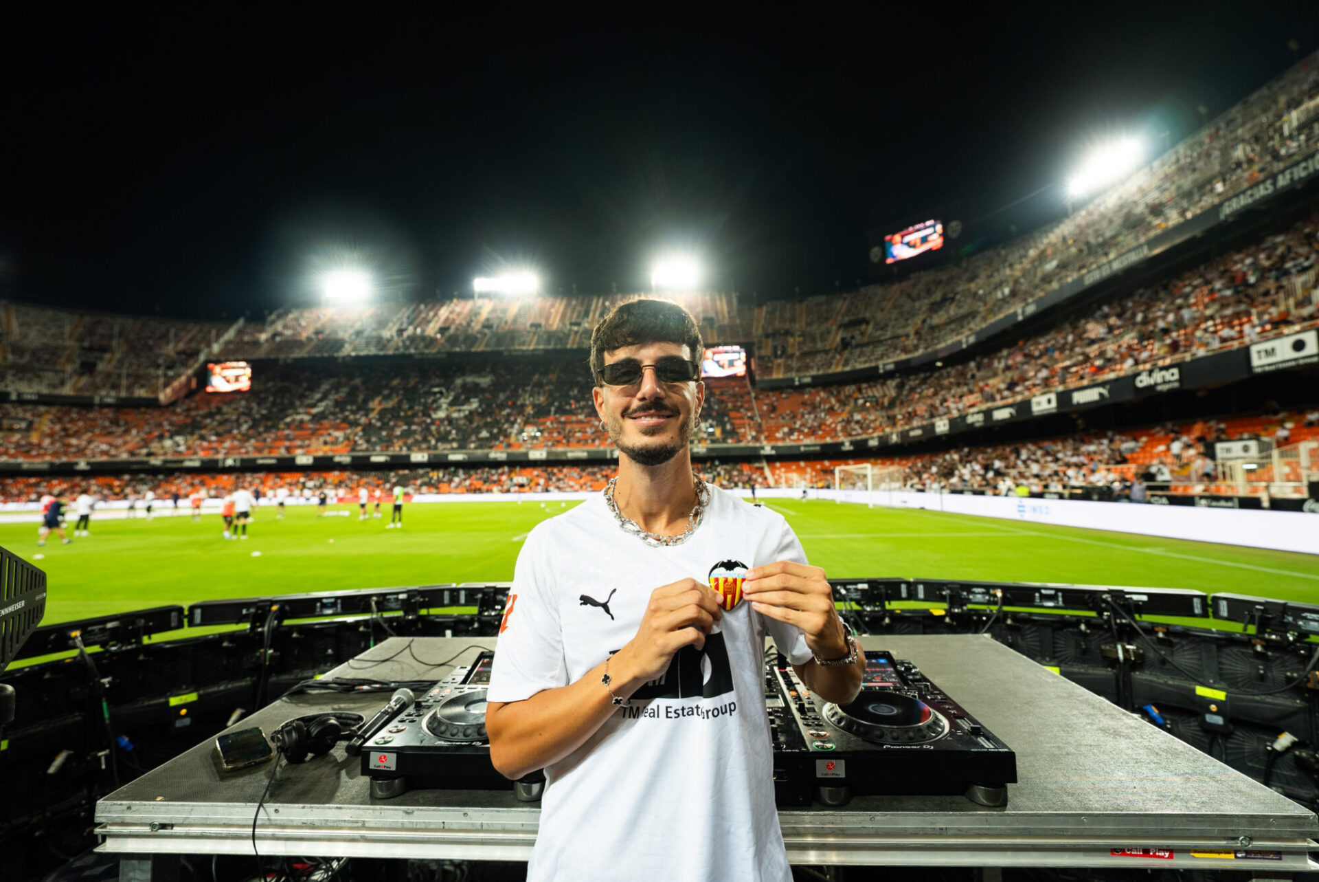 Wade hace historia en Mestalla: el primer DJ en actuar en un partido de ...